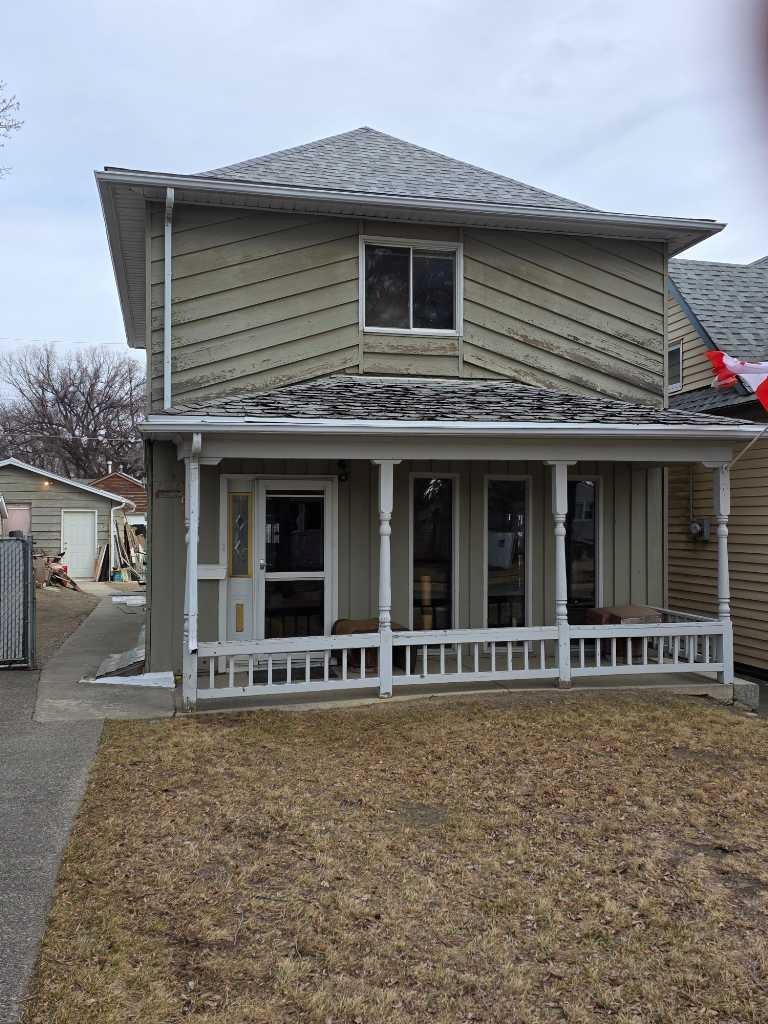 For Sale: 957 8 Street S, Lethbridge, AB - REW